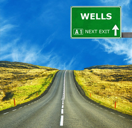 WELLS road sign against clear blue skyの写真素材 [40053785888] - イメージマート