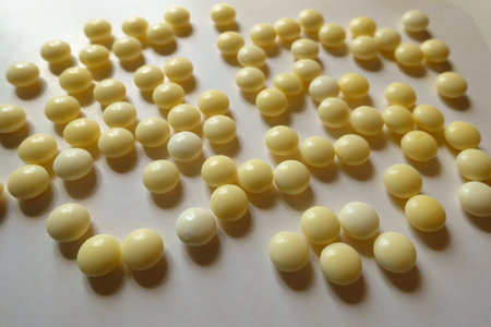 A lot of small round yellow xylitol mintsの写真素材 [40169937710]｜毎月1点無料（フリー ...