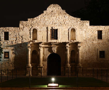 the Alamo lit up at night in San Antonio Texasの写真素材 [40004563852]｜毎月1点 ...