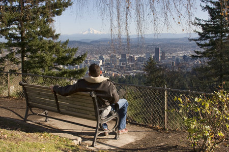 Male model overlooking city of Portland, Oregon.の写真素材 [40006082372]｜毎月1 ...