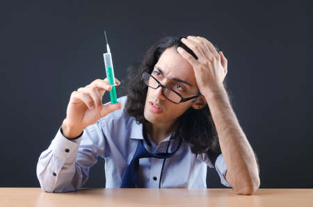 Young druc addict with syringeの写真素材 [40010866354] - イメージマート