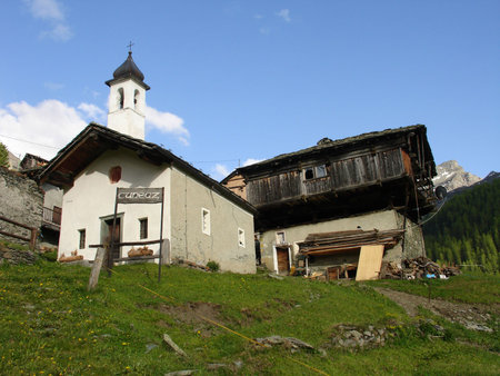 A valser village with a small church near champolucの写真素材 [40000867192 ...
