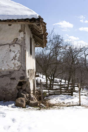 traditional Serbian farm house in winterの写真素材 [40004031367] - イメージマート