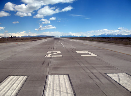 Runway 25 of an airport close to the mountainsの写真素材 [40004342990] - イメージマート