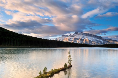 Two Jack Lake sunrise, Banff National Parkの写真素材 [40007935966] - イメージマート