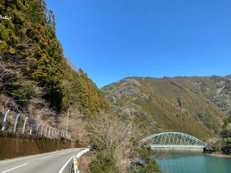 A bridge over a Japanese lake.の写真素材 [40141253394] - イメージマート
