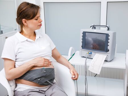 Photo de Pregnant woman sitting in - ID:1-127753412 - image libre de ...