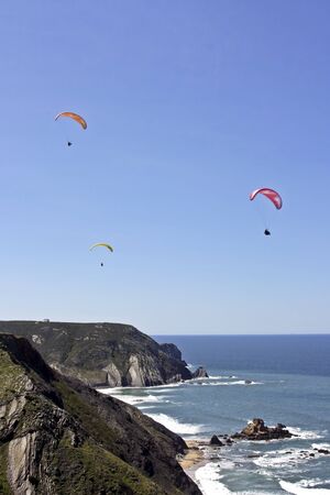 Paragliding from the rocks at the atlantic ocean in Portugalの写真素材 ...