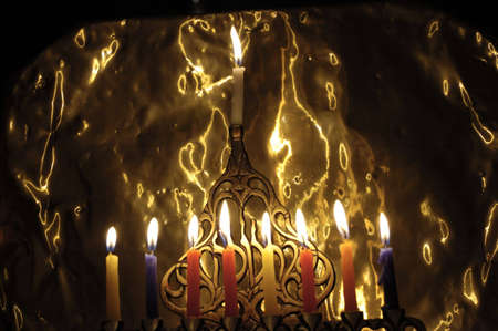 Chanuka candles in chanukiaの写真素材 [40002113226] - イメージマート