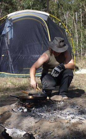 a camper cooking on an open fire ina bush campの写真素材 [40003860531] - イメージマート