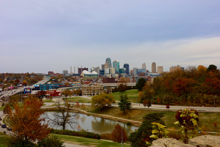 An autumn view of the Penn Valley Park in Kansas, USAの写真素材 [40220361403 ...